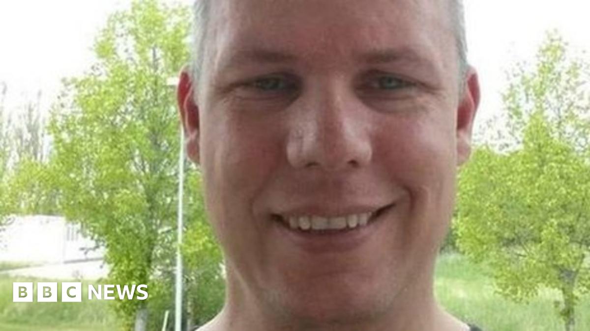 Sweden: 'Hero' driver stops bus to comfort crying girl - BBC News