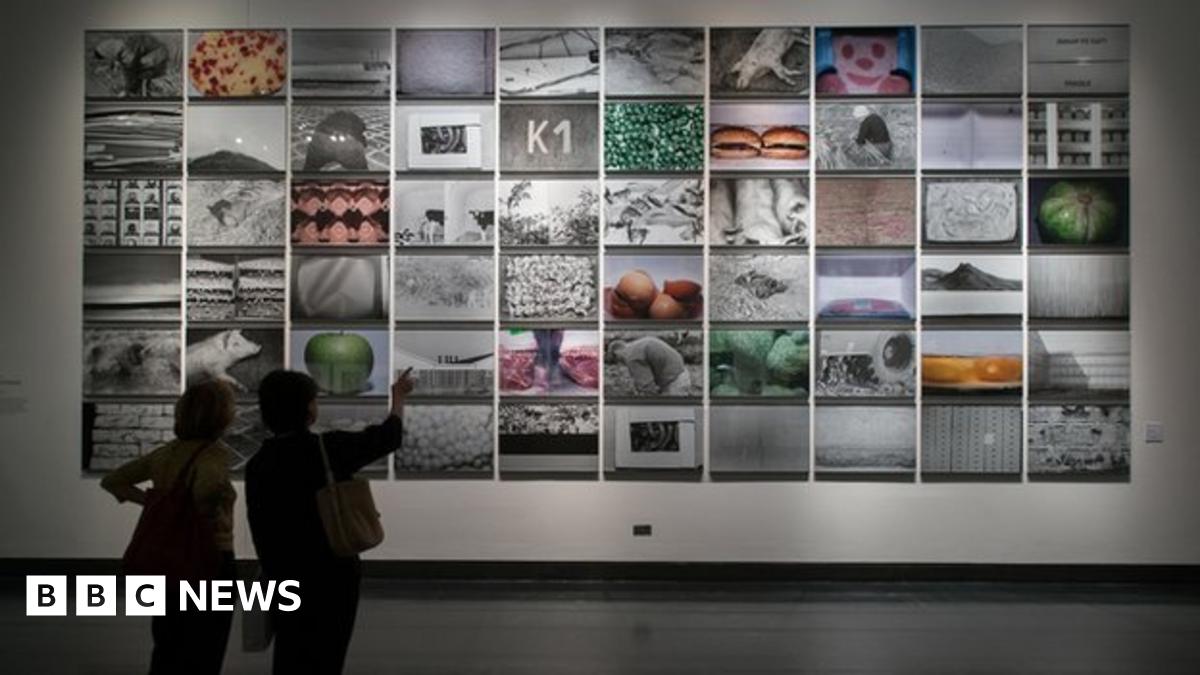 Michael Schmidt: German photographer dies aged 68 - BBC News