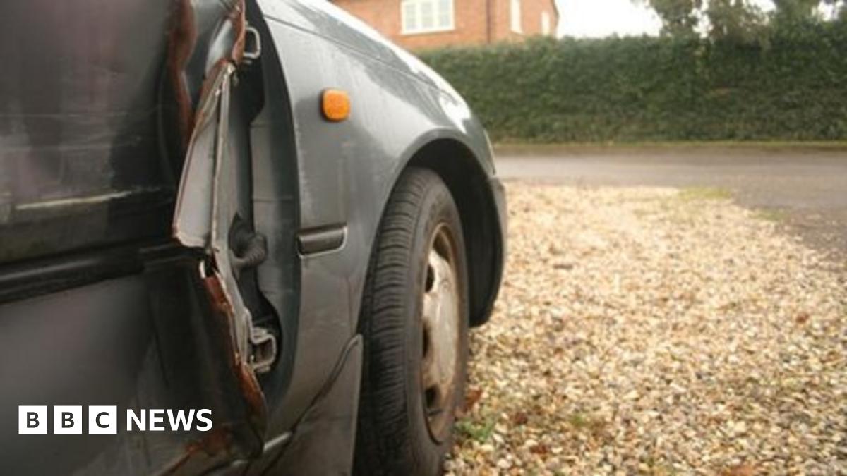 RAC Foundation says young drivers 'more likely to crash' - BBC News