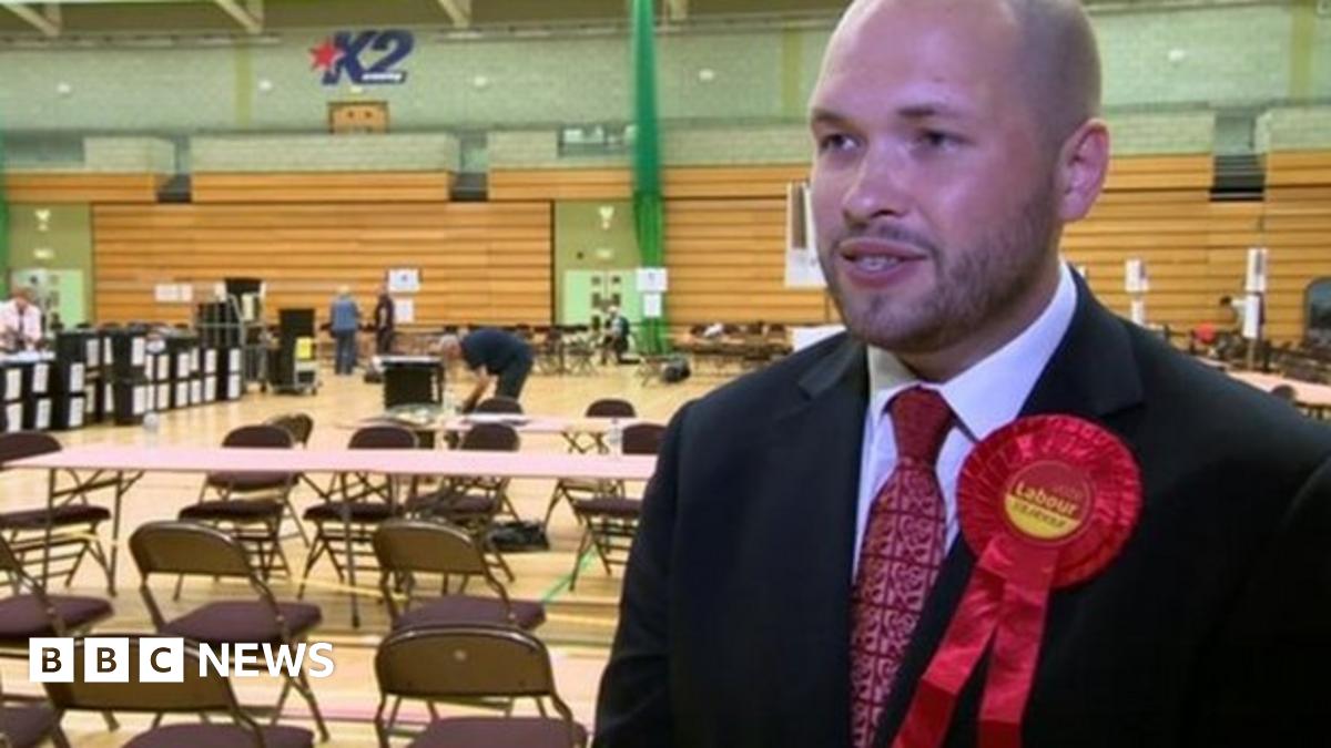 Labour wins Crawley Council from Conservatives - BBC News