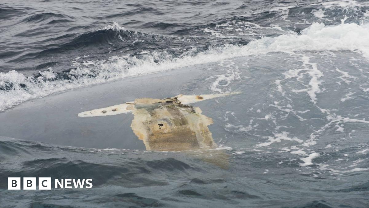 Cheeki Rafiki: Life raft found on damaged yacht - BBC News