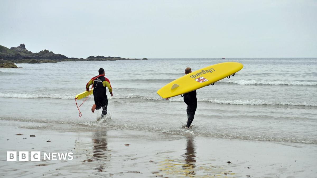 Coldingham Bay lifeguards save teenagers swept out to sea - BBC News