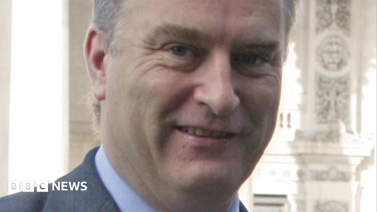 Ex-council leader runs for Mike Hancock's Portsmouth seat - BBC News