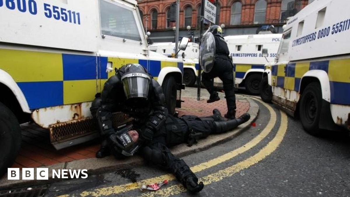 Police Federation says PSNI failed to protect riot officers - BBC News