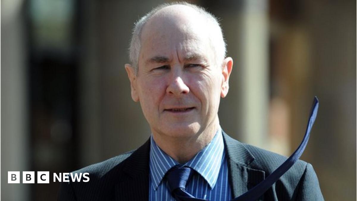 Canoe fraudster John Darwin to repay £40,000 - BBC News