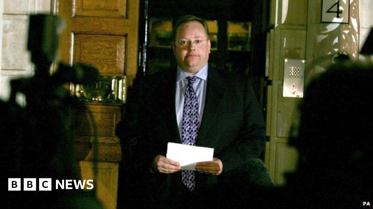 Lord Rennard: Women urge Lib Dem leaders to expel peer - BBC News