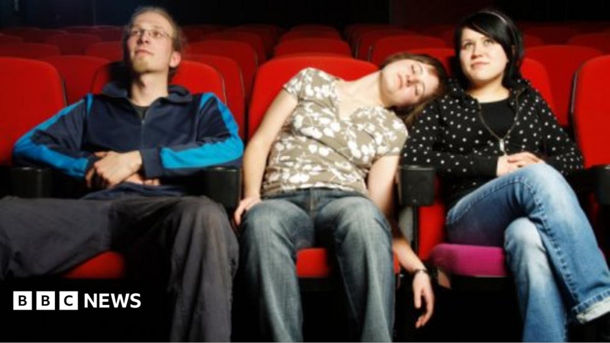 Classical trio in bid to put audience to sleep - BBC News