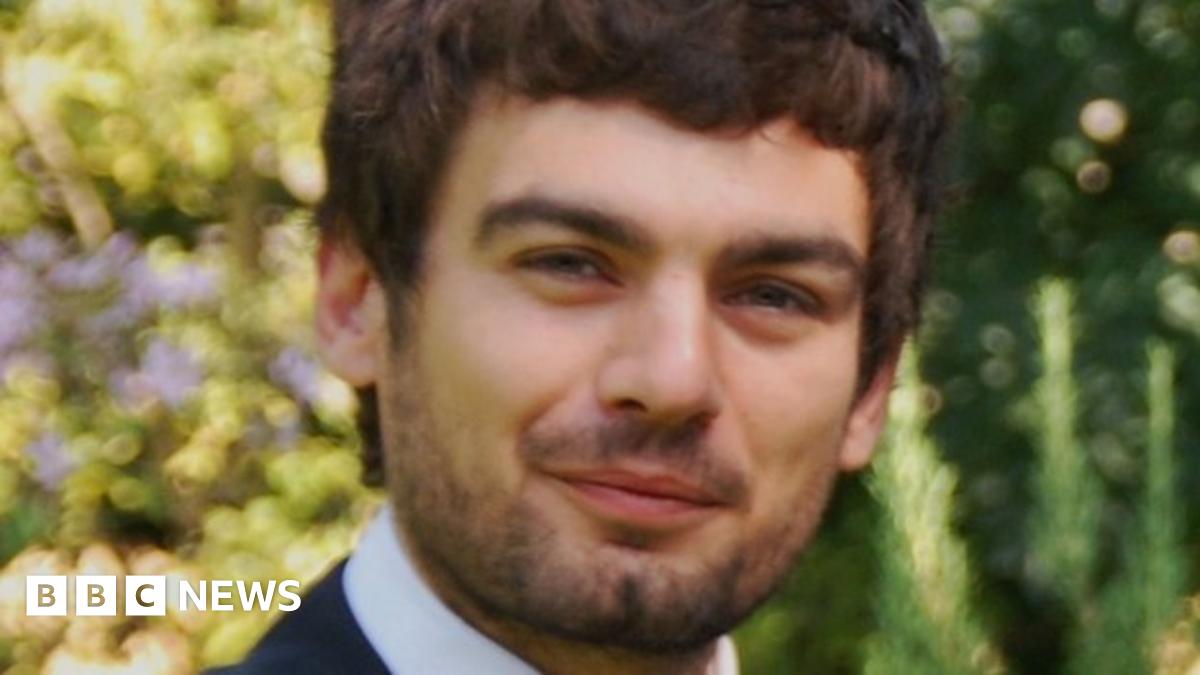 Gareth Huntley's mother asks PM David Cameron for help - BBC News