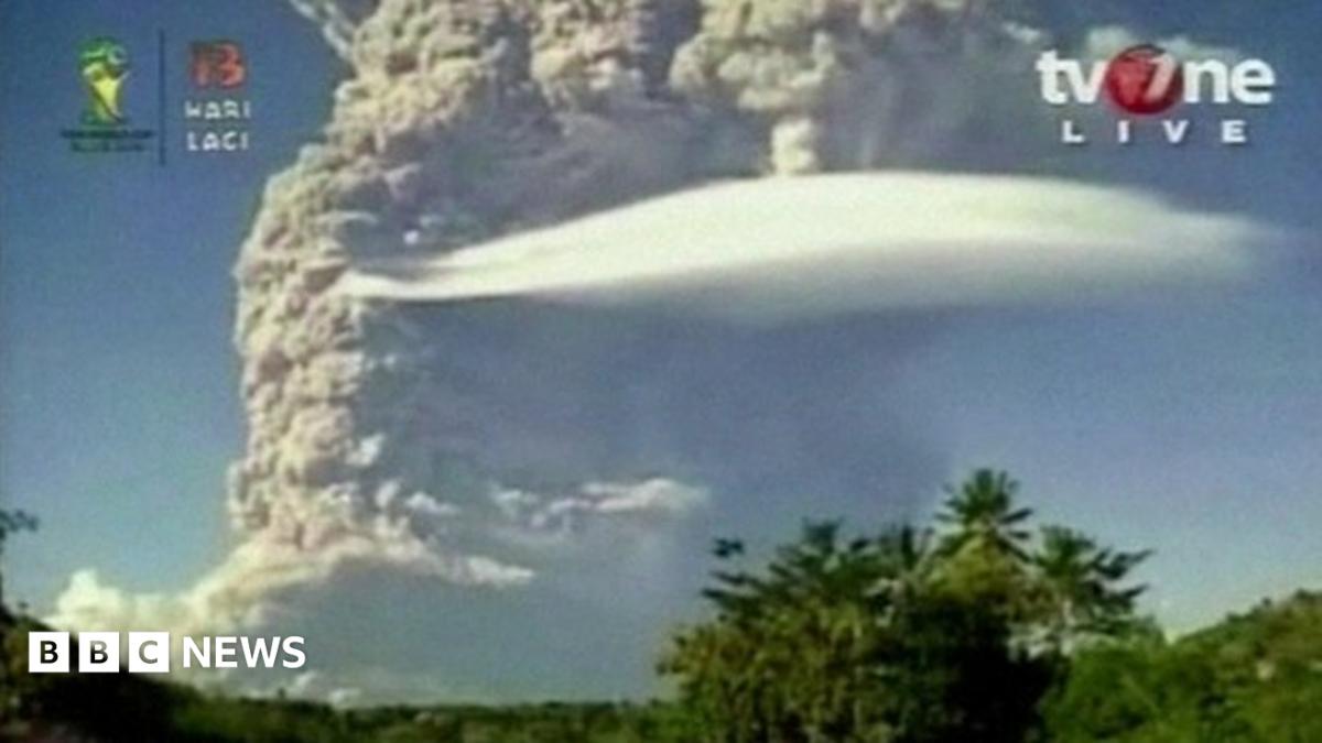 Volcano ash clouds force Australia flight cancellations - BBC News