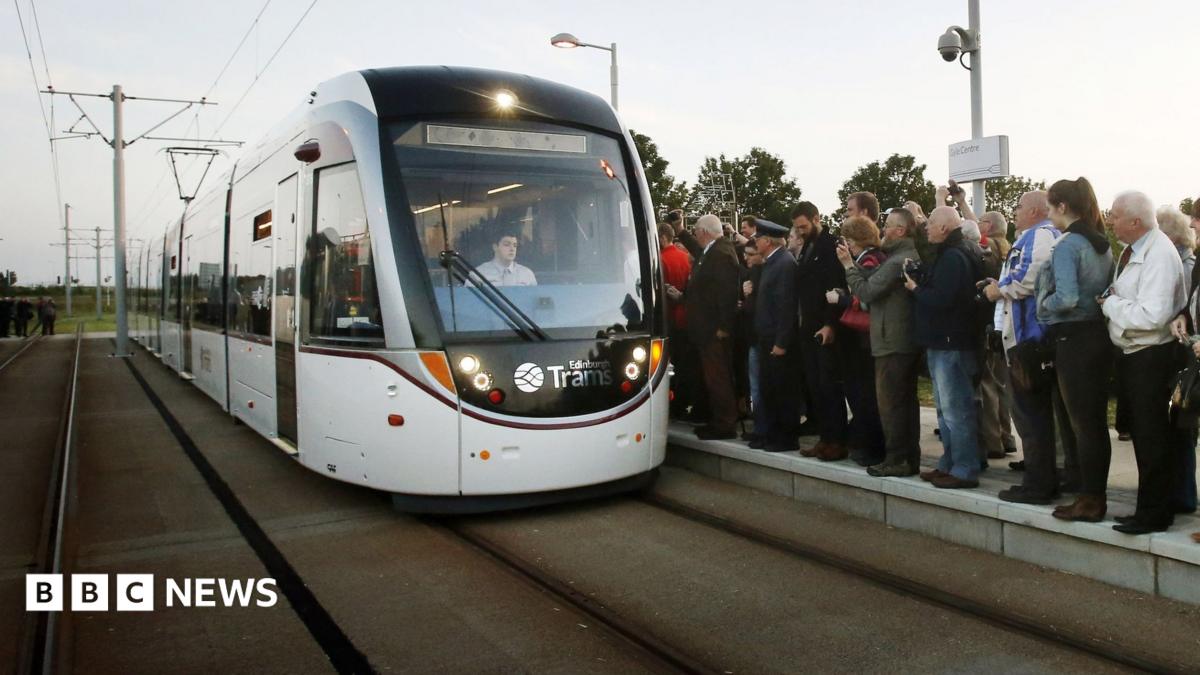 Edinburgh trams: 1.5 million passengers in first 100 days - BBC News