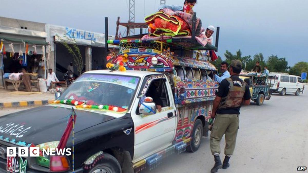 Pakistani strike 'kills 16 militants' near Afghan border - BBC News