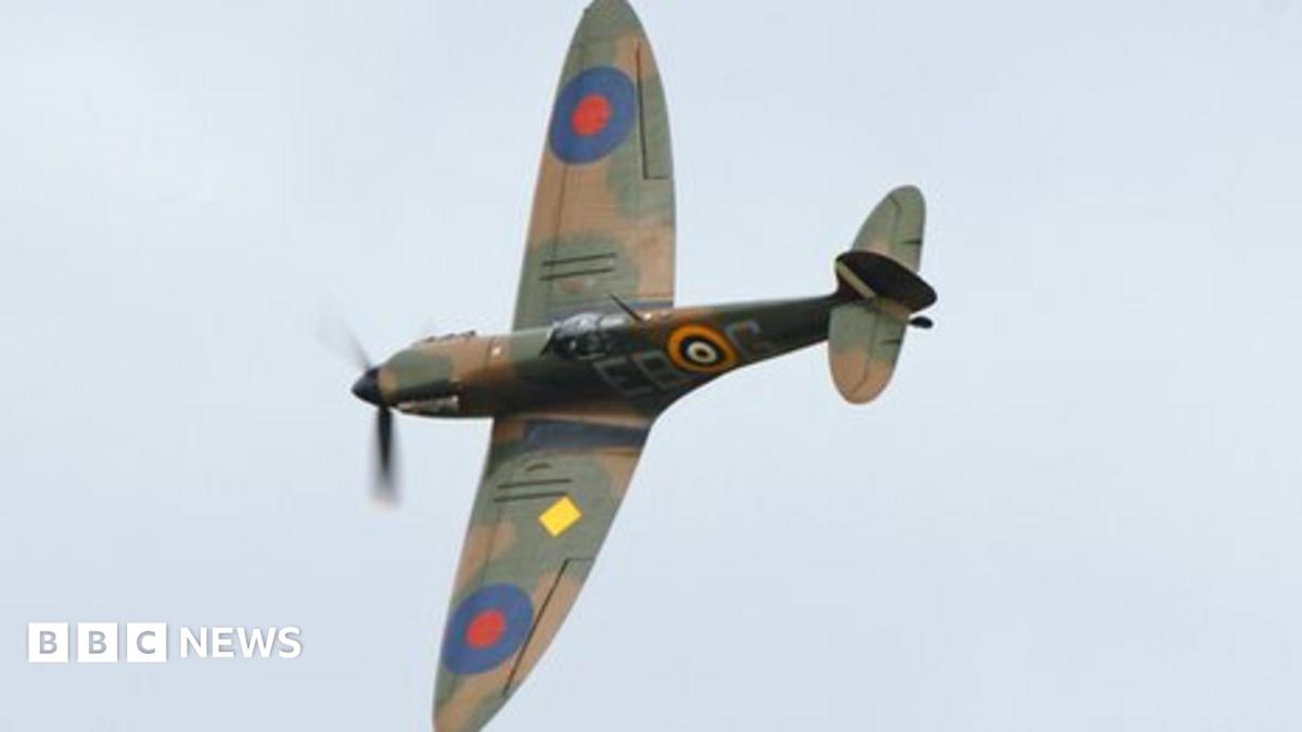 Battle of Britain Spitfire undertakes flypast at York - BBC News