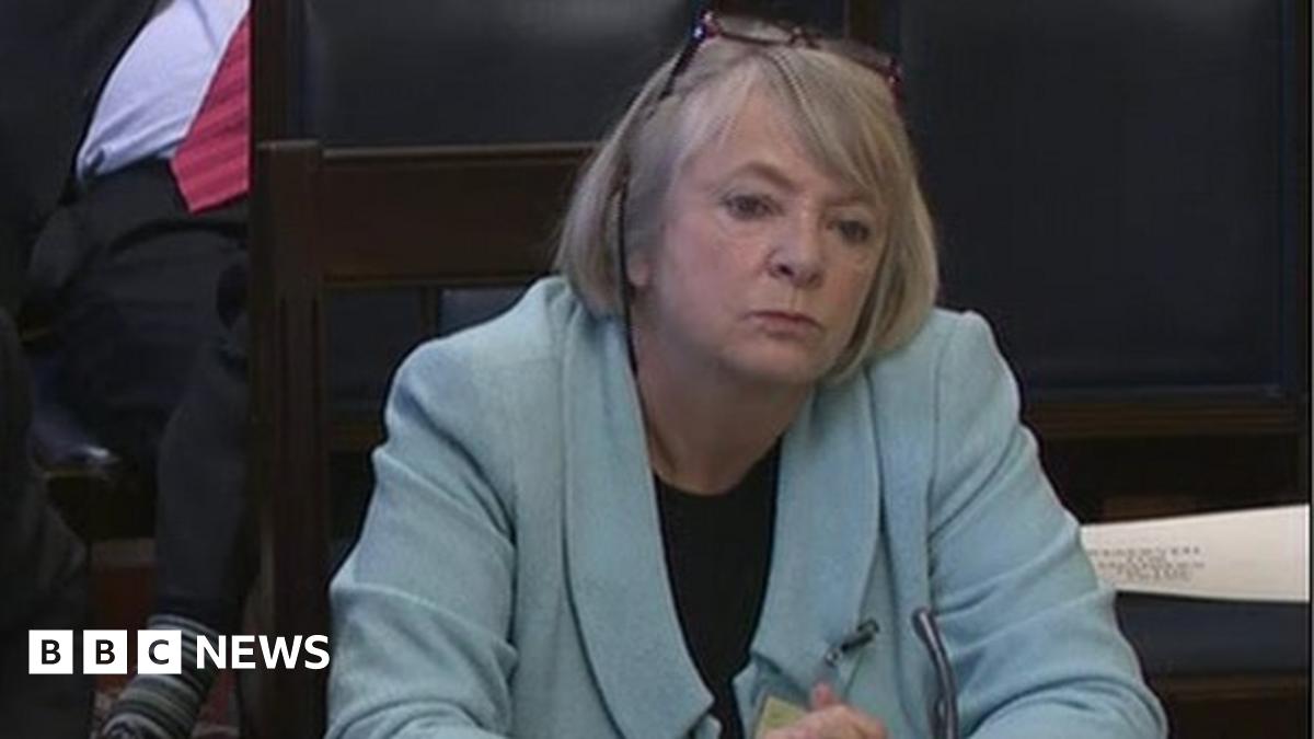 Peter Robinson 'should apologise publicly' over Muslim remarks - BBC News