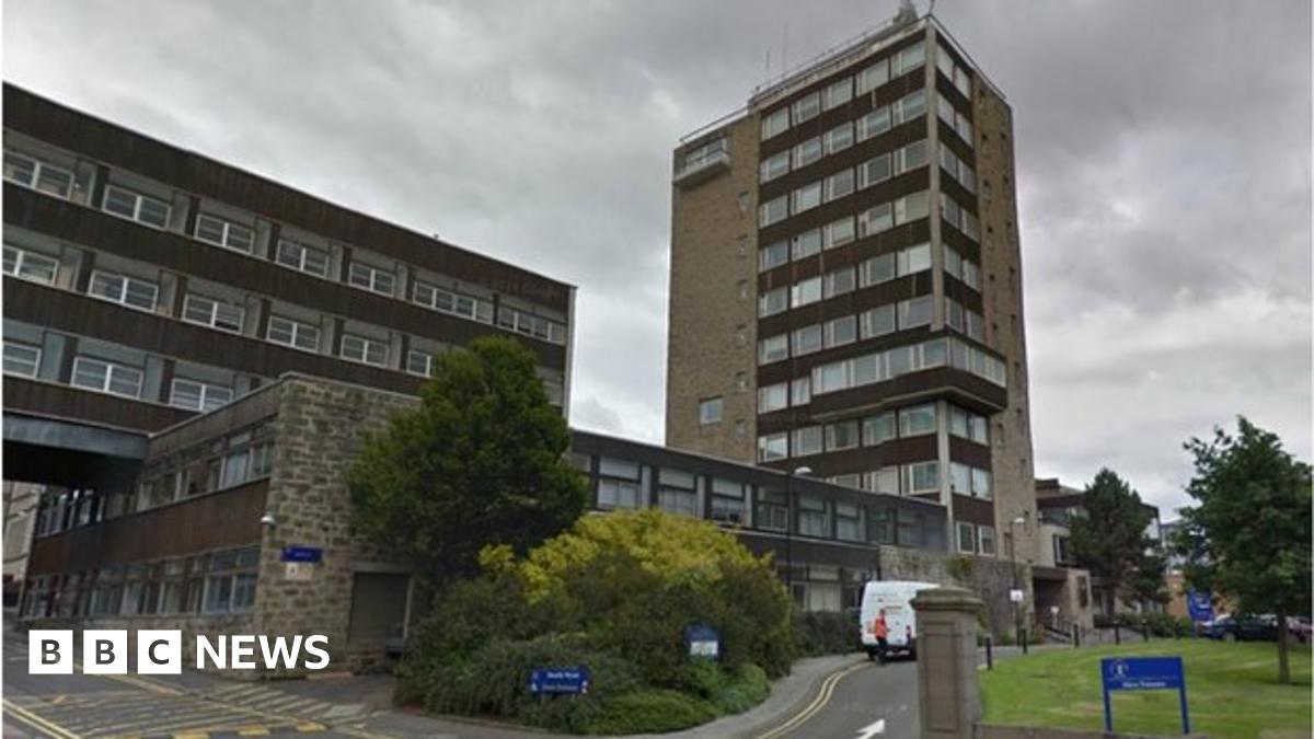 Dundee named Scottish University of the Year in new guide - BBC News