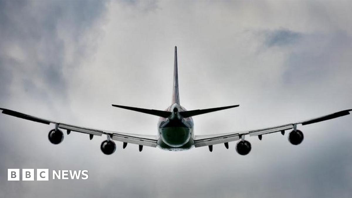 Kent parish councils fight Gatwick Airport runway plan - BBC News