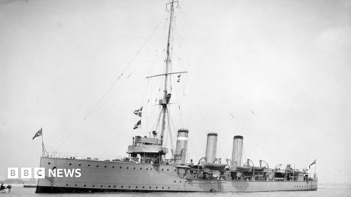 St Abbs underwater tribute to lost HMS Pathfinder crewmen - BBC News