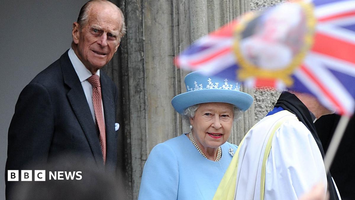 Queen and Duke of Edinburgh to visit Northern Ireland - BBC News
