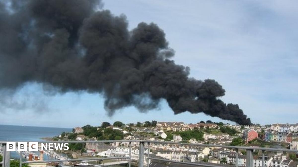 Brixham ex-holiday park fire: Five teenagers arrested - BBC News