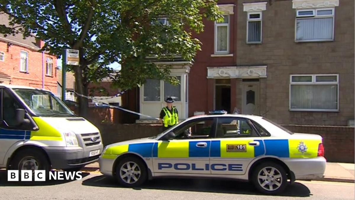 Three held in Scunthorpe over murder of 41-year-old man - BBC News