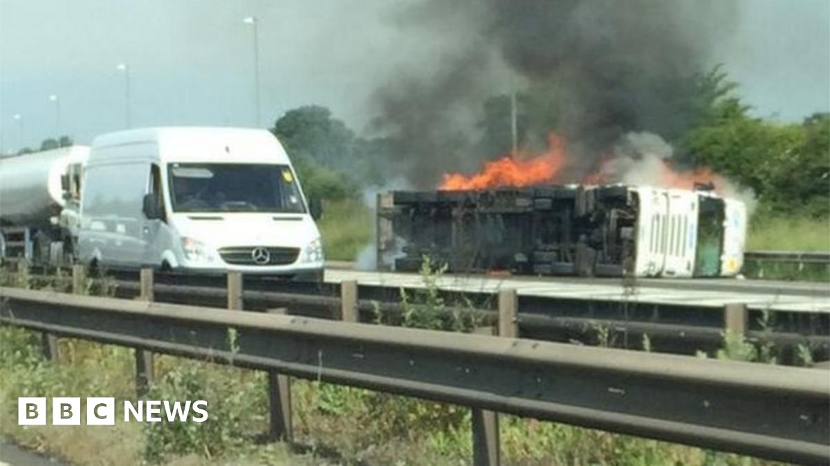 Lorry fire causes M6 southbound closure - BBC News
