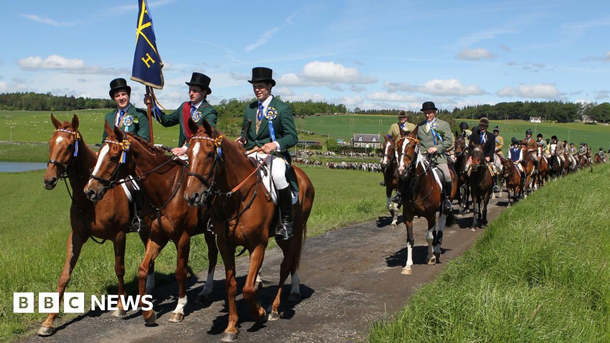 The Borders' Common Riding season begins in Hawick - BBC News