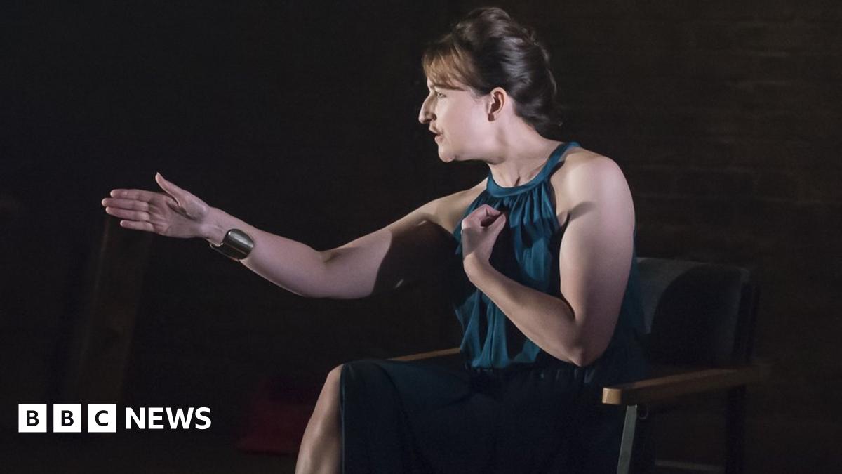 Blythe Duff wins critics' award for second year in a row - BBC News