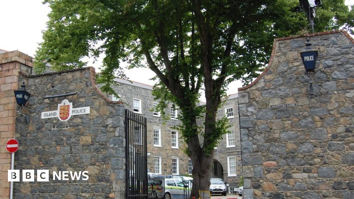 Guernsey police use court cells as overflow - BBC News