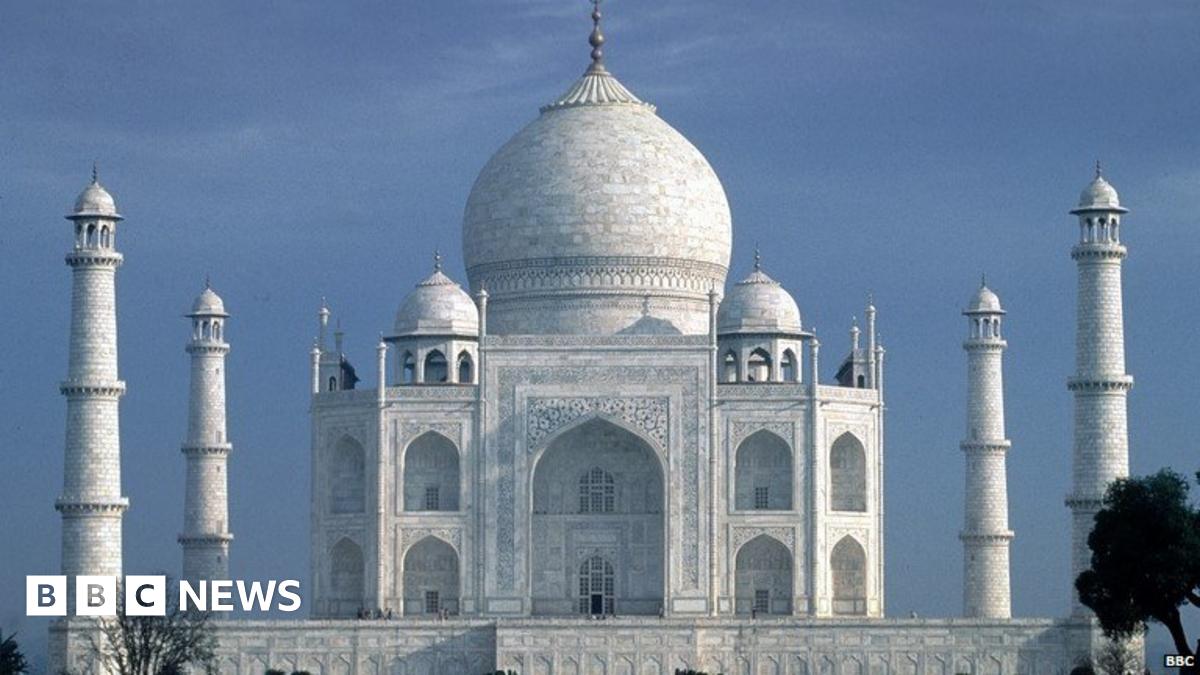 Taj Mahal: mud-pack treatment for pollution stains - BBC News