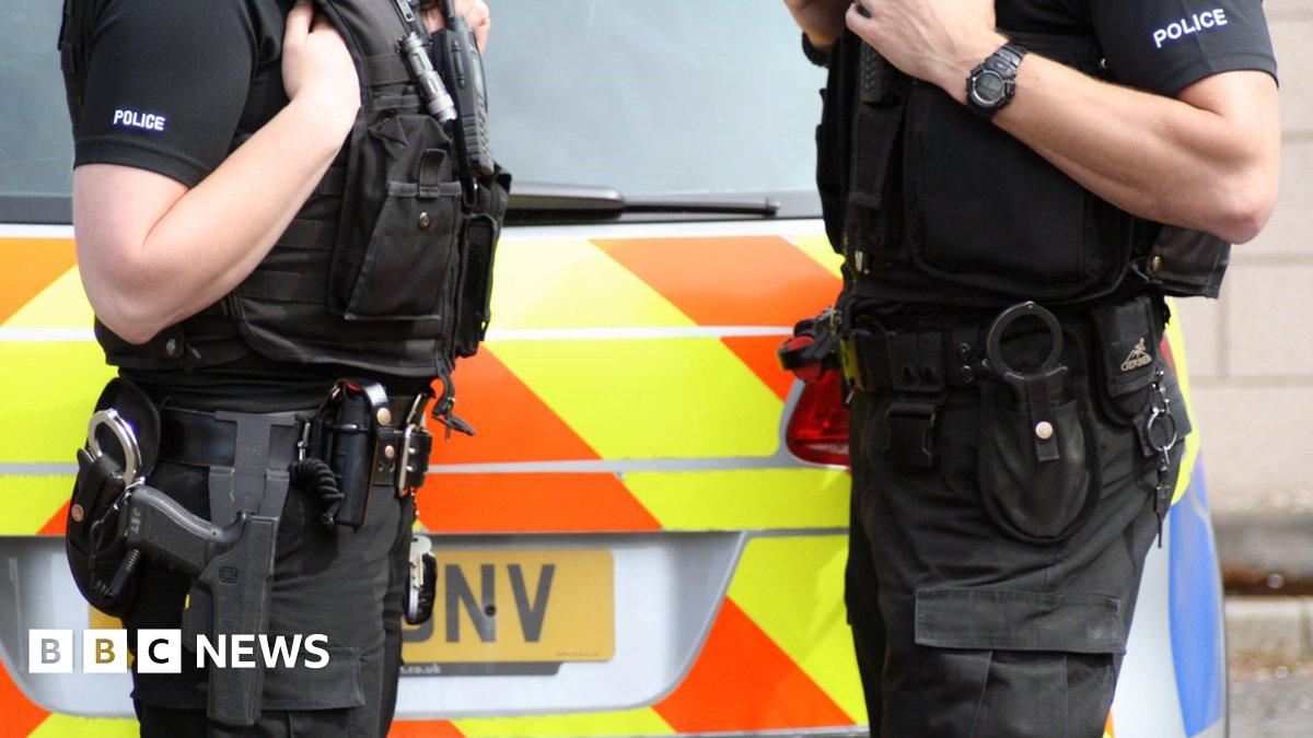 Two reviews to examine arming of Scottish police - BBC News