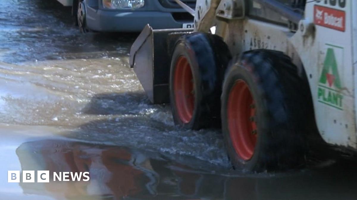 Flash floods halt Lincoln and Worksop rail services - BBC News