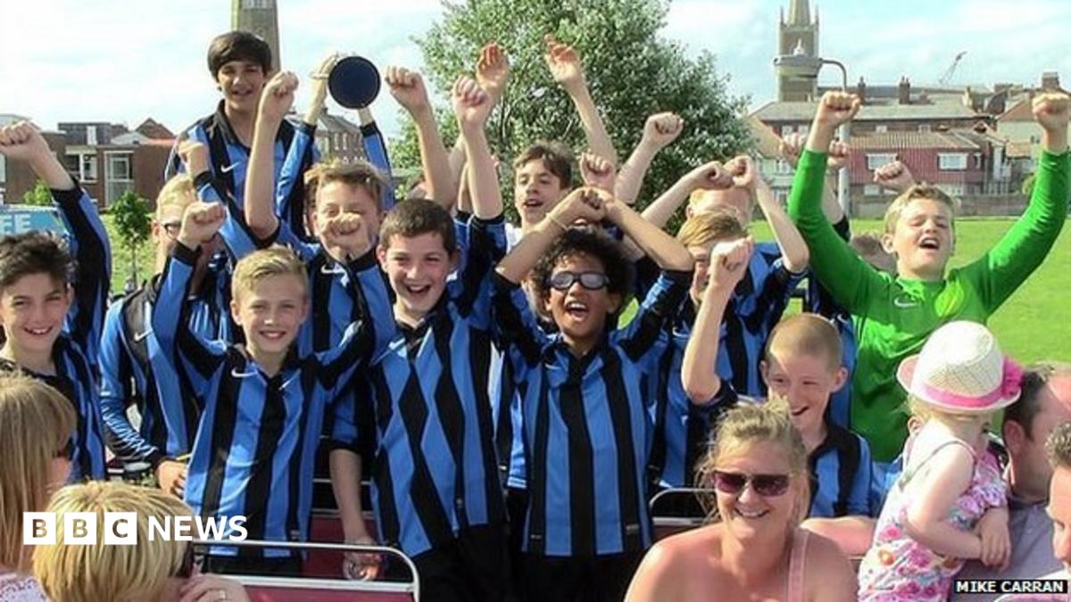 Little Oakley under 12s football team celebrate on open-top bus - BBC News