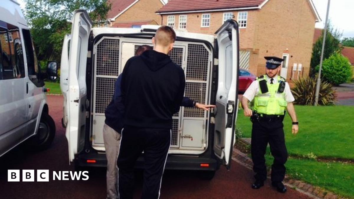 Arrests as police target 'major' UK drugs gang - BBC News