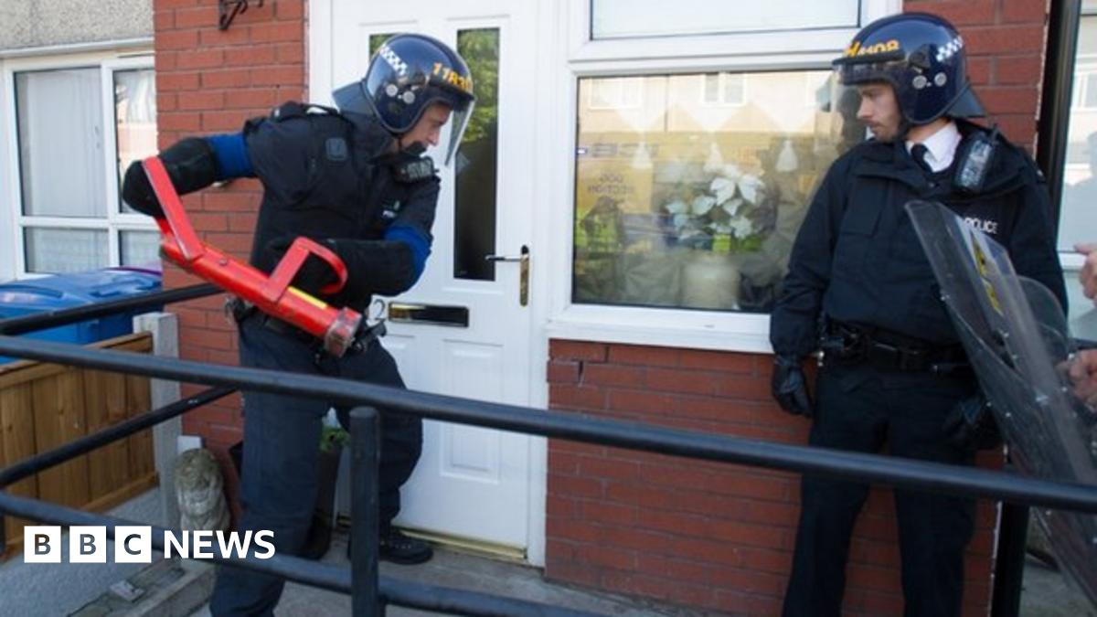 Liverpool raids target Toxteth and Dingle rival gangs - BBC News