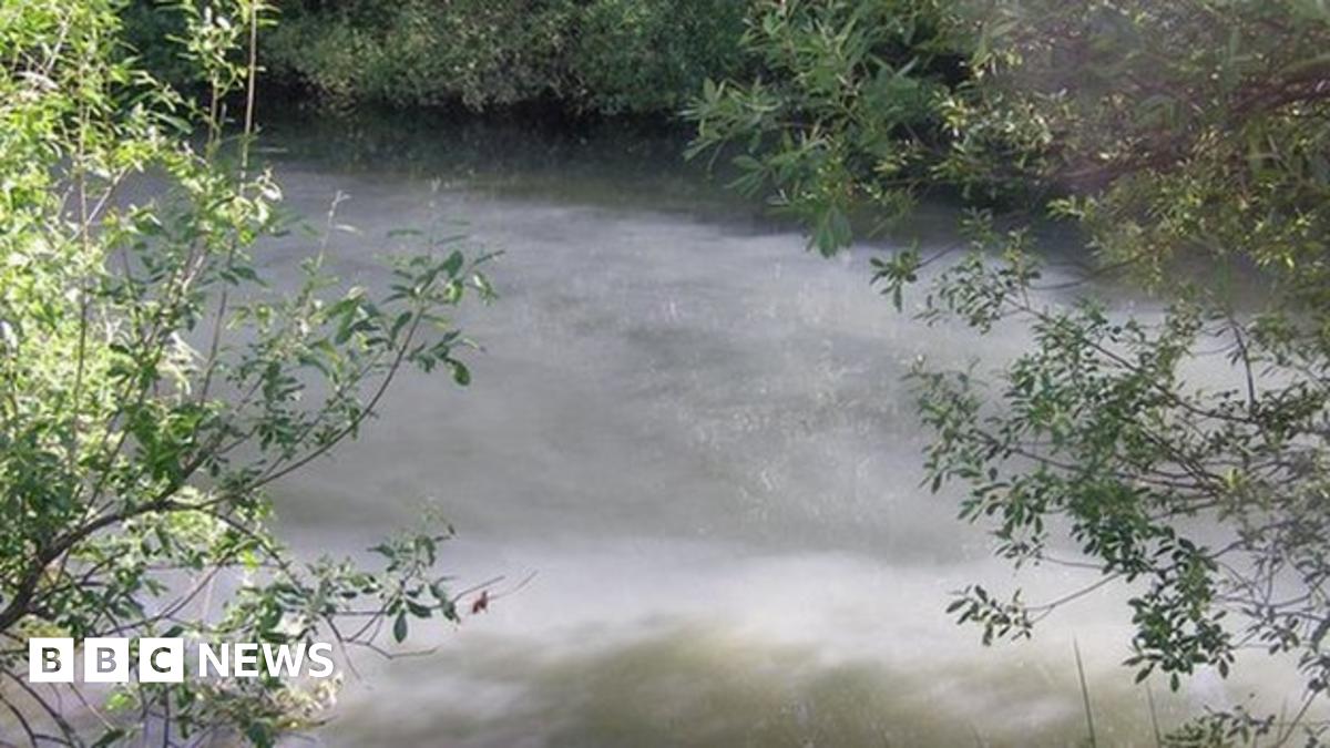 Swim warning after Llyn Padarn river pollution spill - BBC News
