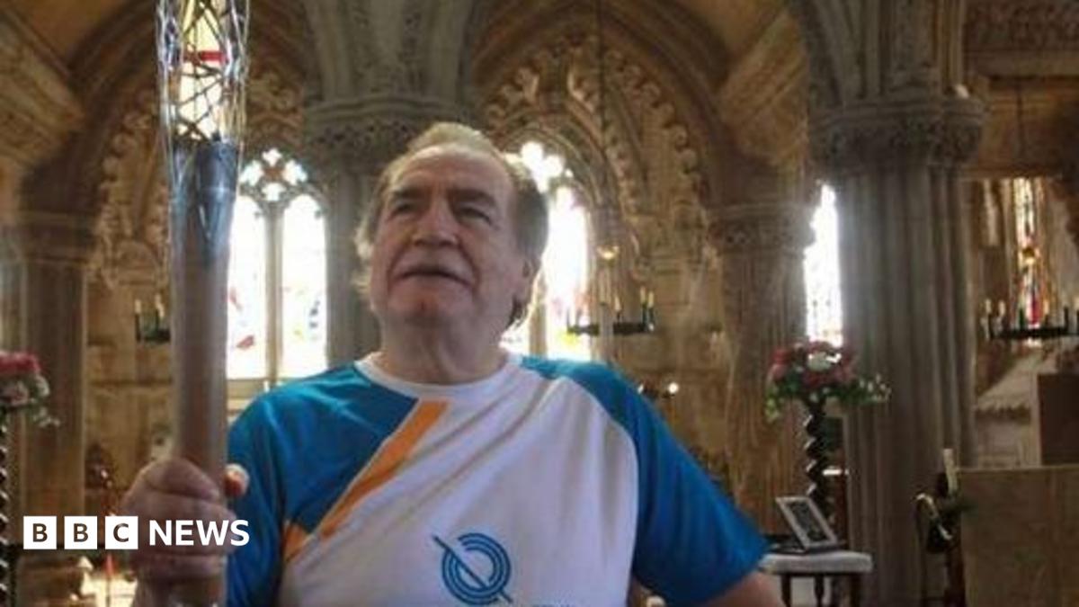 Glasgow 2014: Actor Brian Cox carries Queen's baton - BBC News