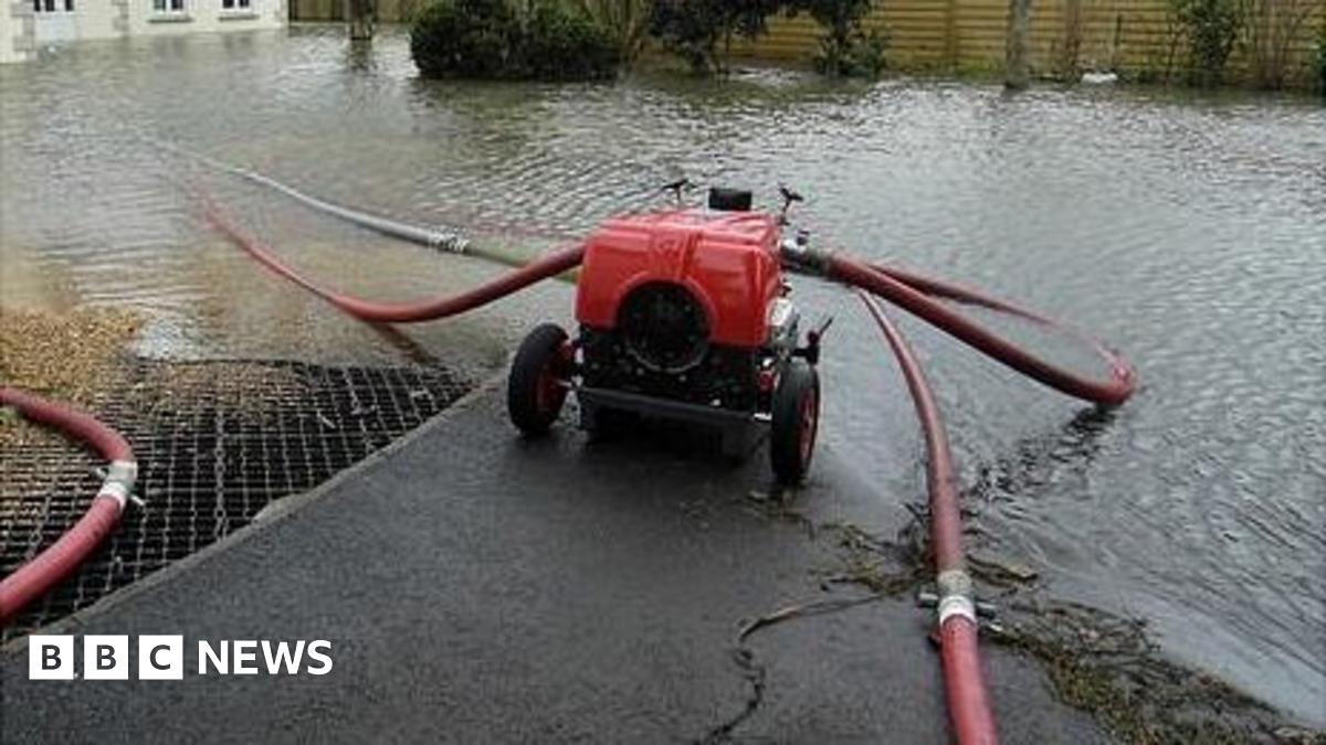 Guernsey flood defence work contractor sought - BBC News