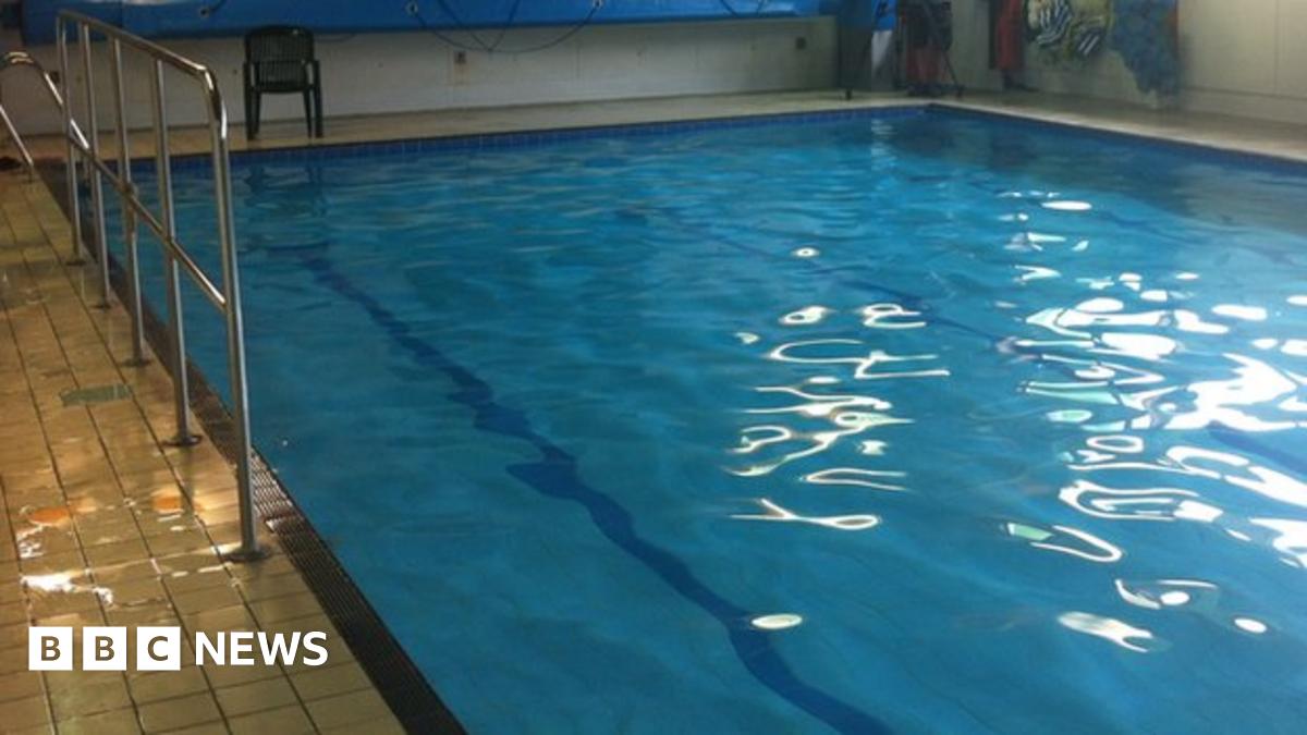 £200,000 needed to save Narberth swimming pool - BBC News