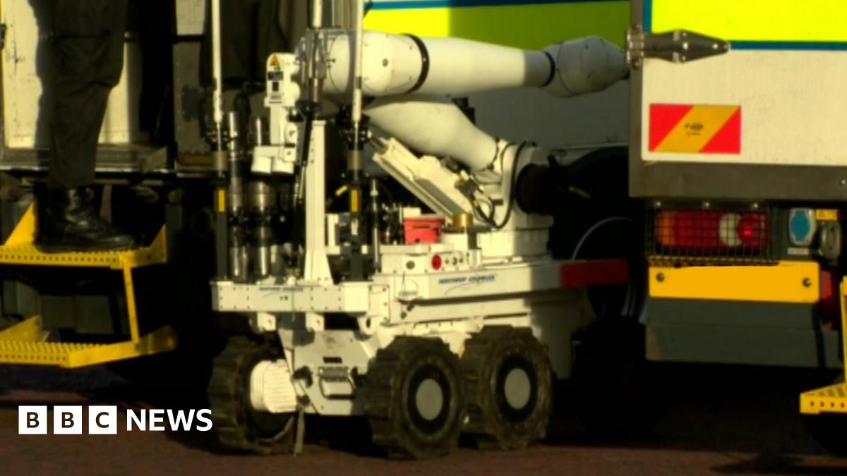 Pipe bomb explodes near homes in Holywood - BBC News