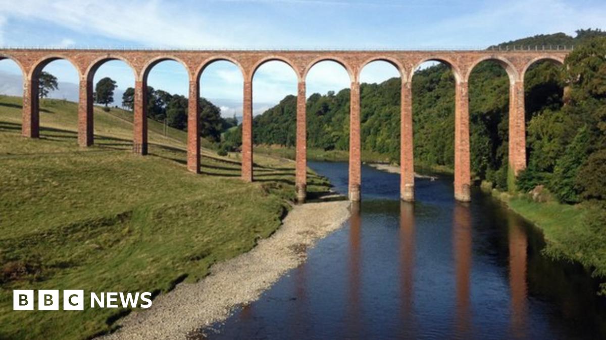 Glasgow 2014: Queen's Baton in Borders and Dumfries and Galloway - BBC News