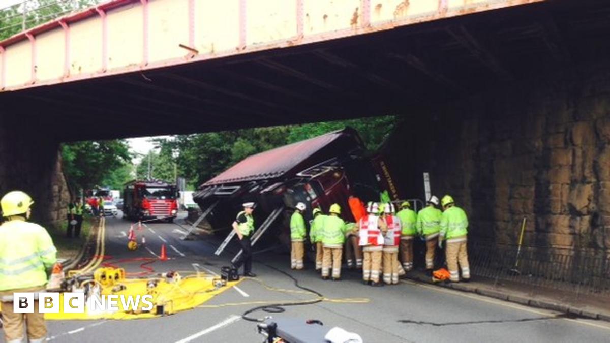 Lorry overturns after hitting bridge in Edinburgh - BBC News