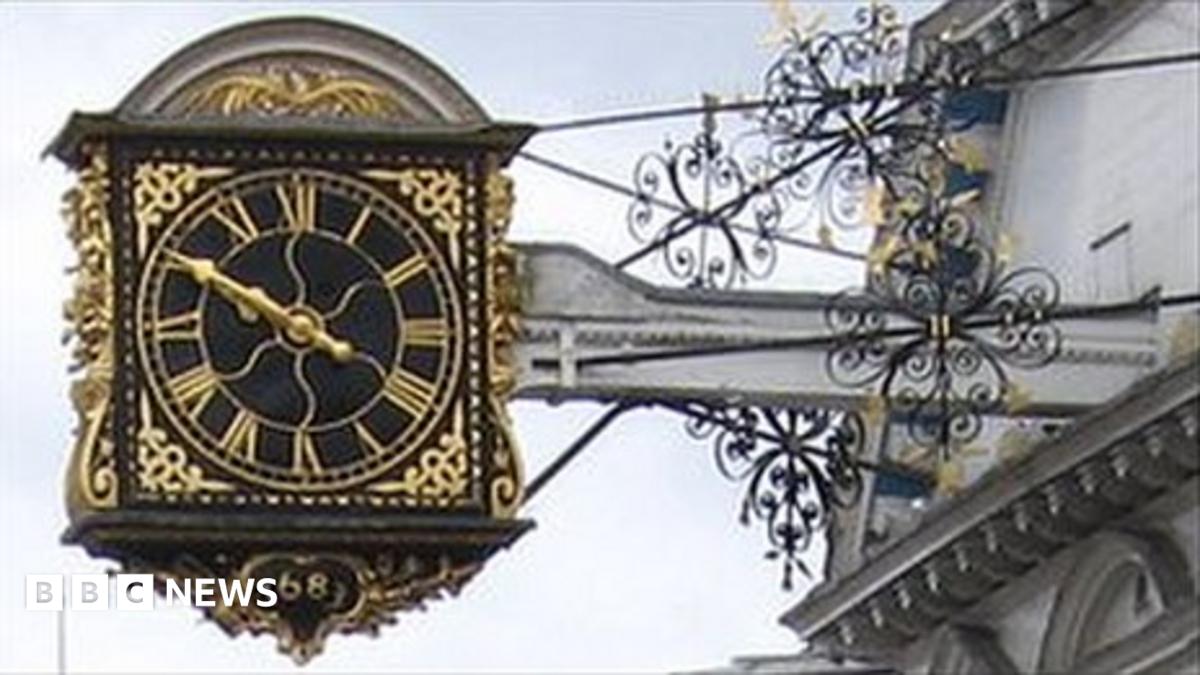 Guildford's 331-year-old town clock back on the right time - BBC News