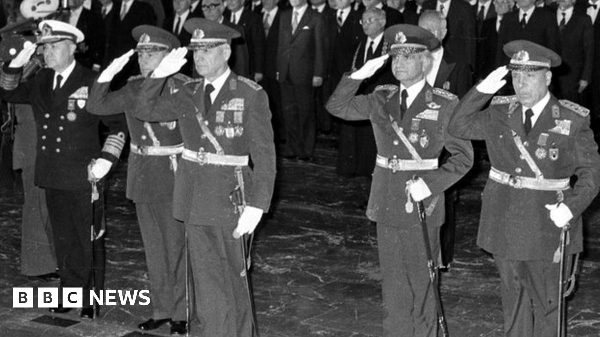 Turkey gives life sentences to surviving 1980 coup leaders - BBC News