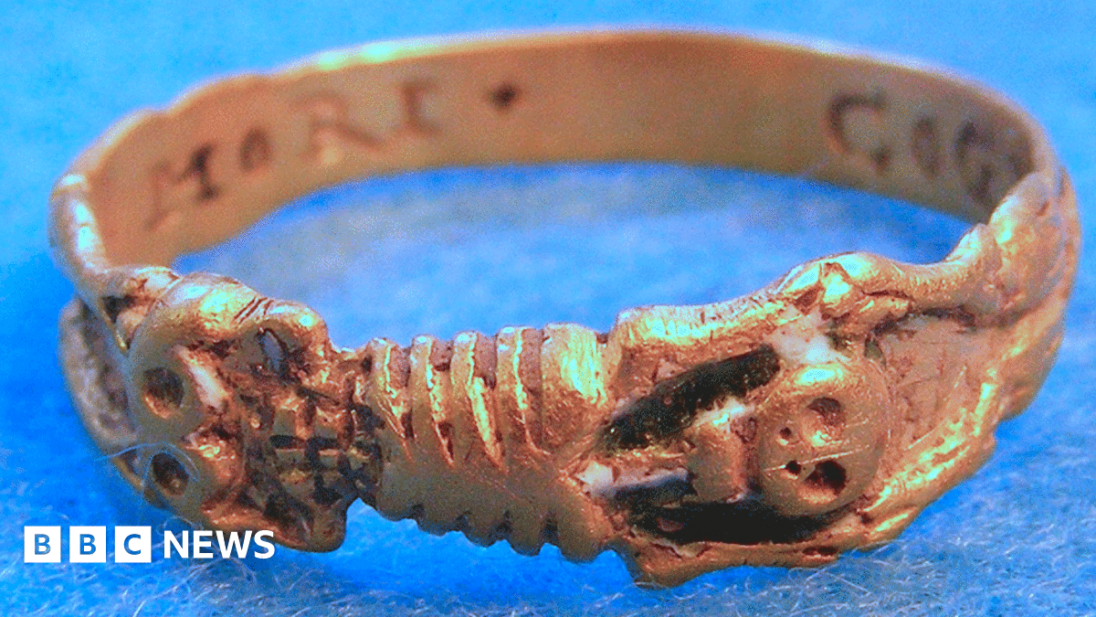 'Magnificent' Scottish treasure trove unearthed - BBC News