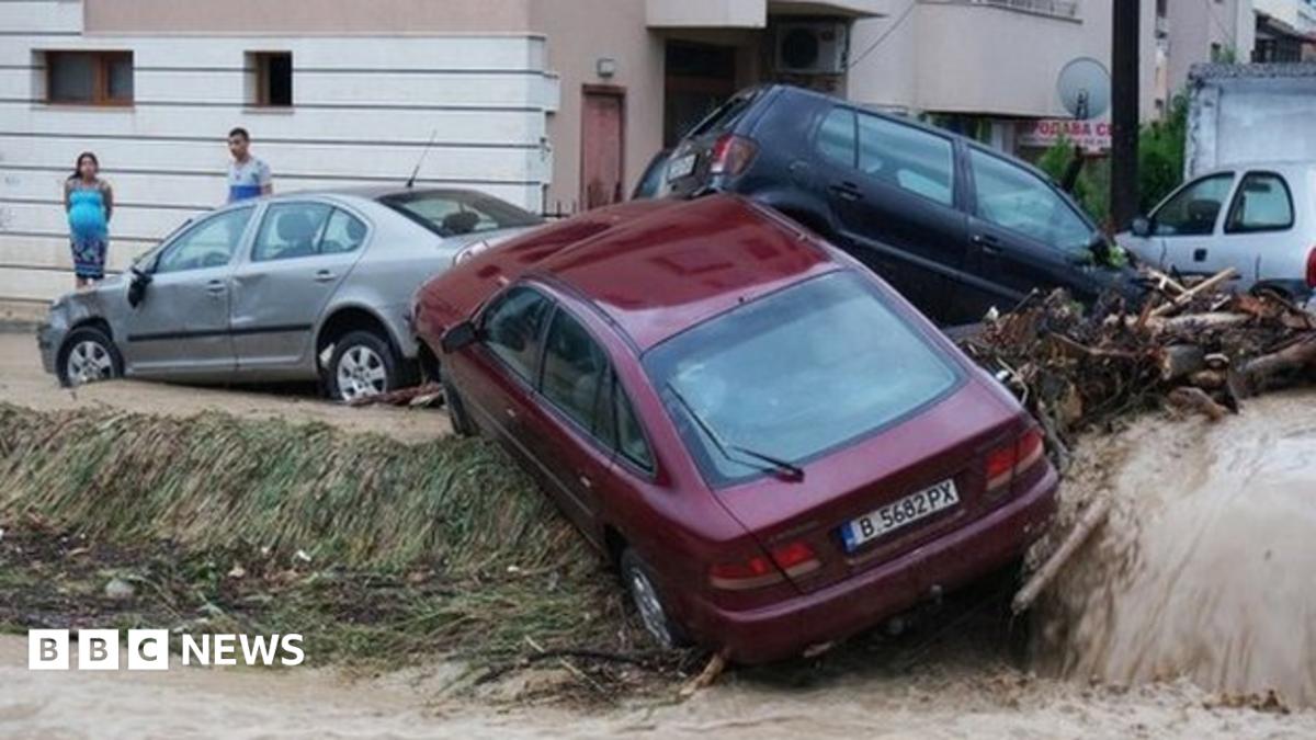 Bulgaria floods: At least 12 killed in Varna and Dobrich - BBC News