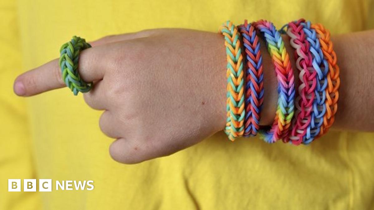 A craze for 'loom bands' - BBC News