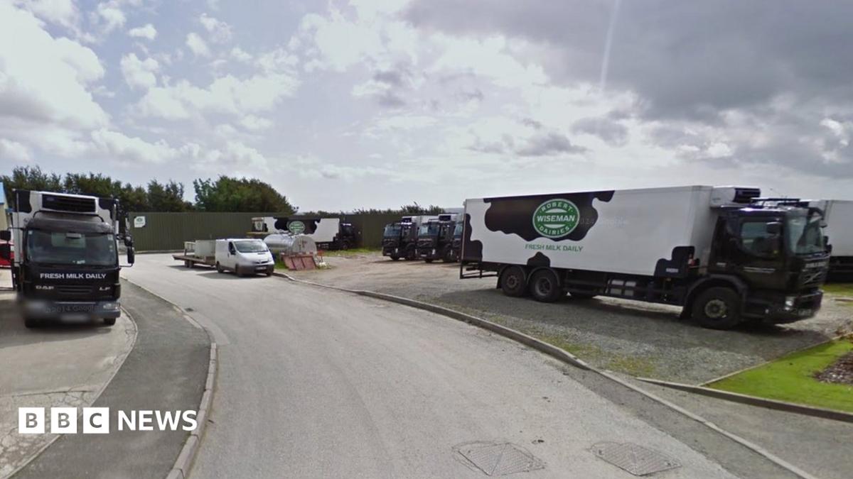 Muller Wiseman Pensilva dairy depot to close - BBC News
