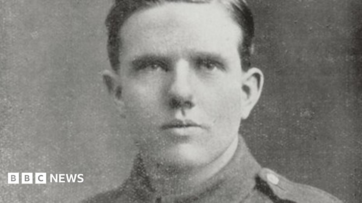WW1 VC soldiers given Wigan and Leigh roads honour - BBC News
