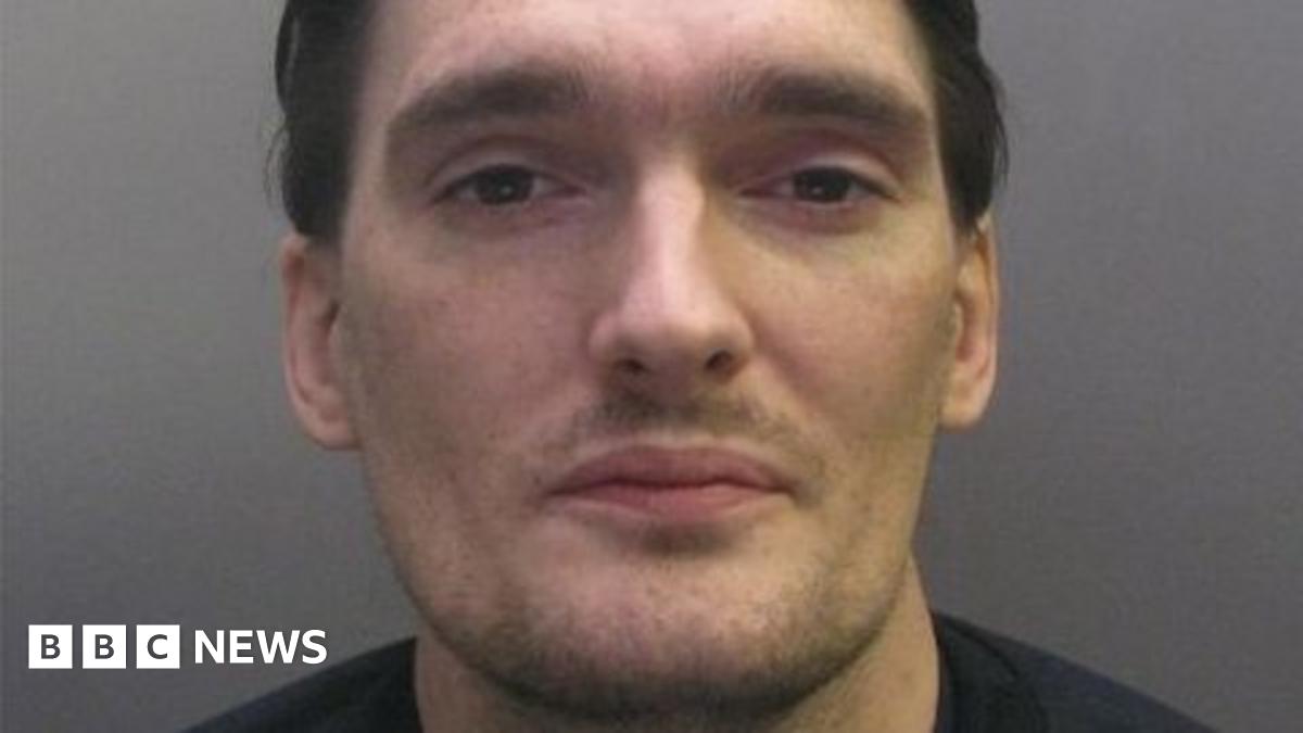 Burwell crossbow-threat kidnapper Alex Wallis jailed - BBC News