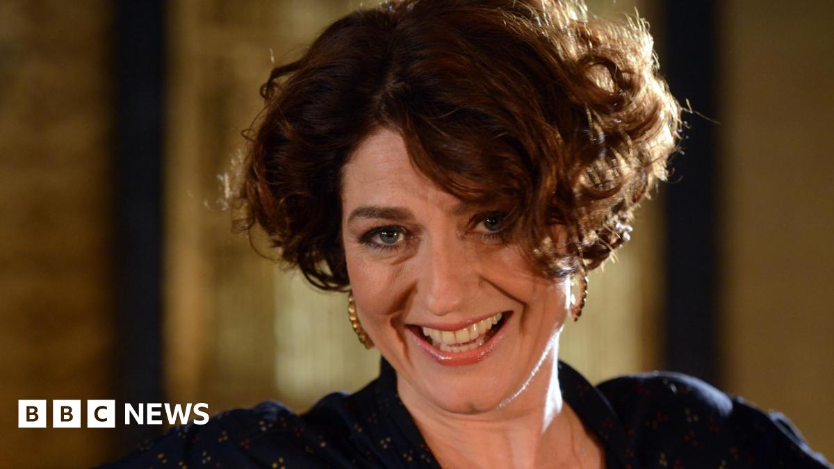 Anna Chancellor leads Royal Court revolution - BBC News