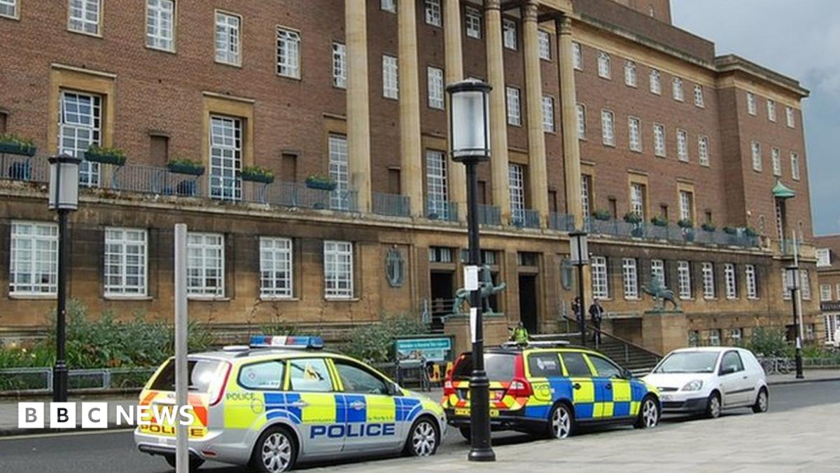 Norwich armed police deployed around city - BBC News